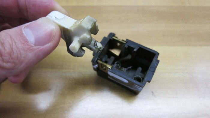 Household Light Switch Teardown – New Screwdriver