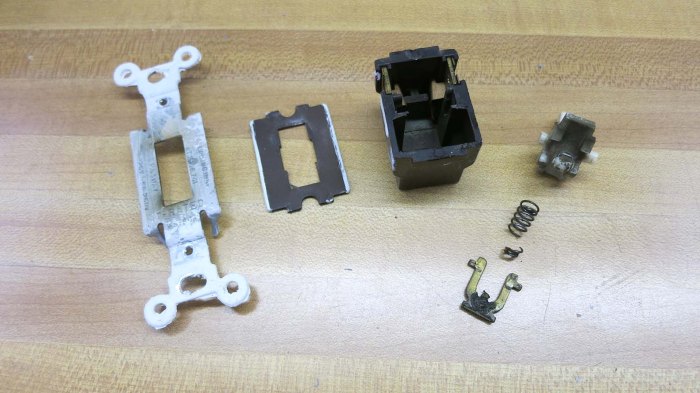 Household Light Switch Teardown – New Screwdriver