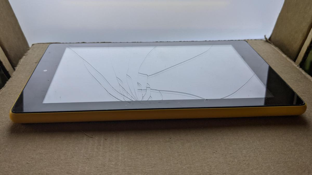 Amazon Fire SR043KL Teardown Begins – New Screwdriver