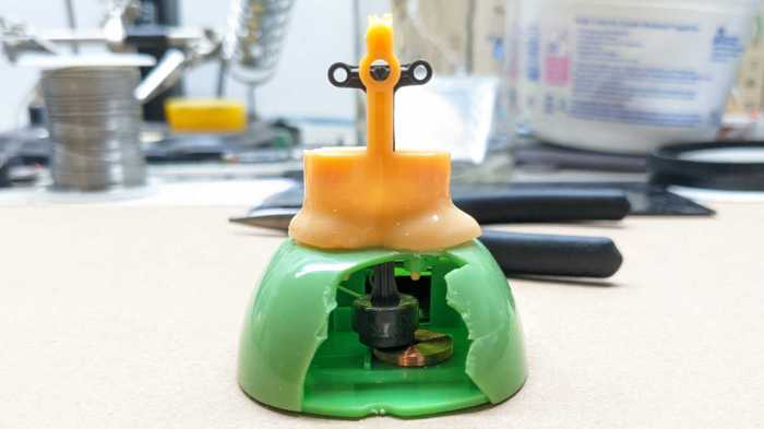 Solar Powered Dancing Duck – New Screwdriver