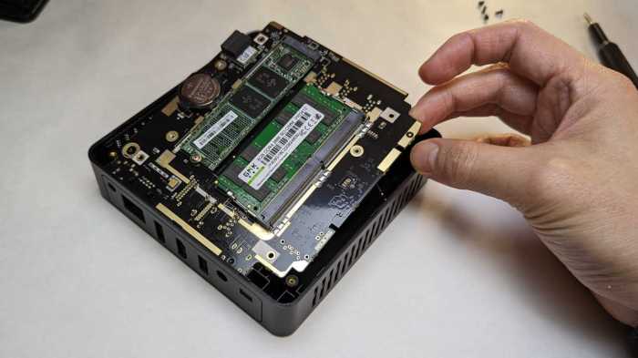 Looking Inside GMKtec NucBox3 – New Screwdriver