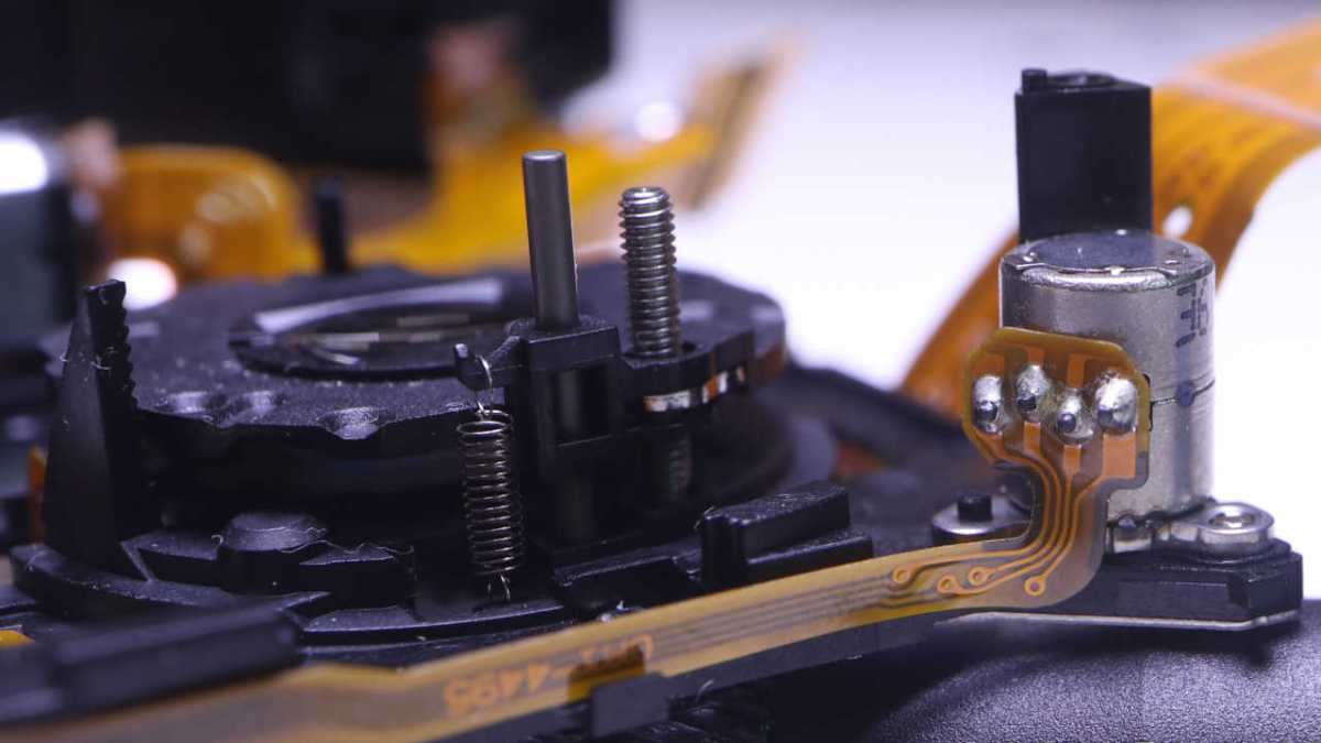 Canon PowerShot SD1100 IS: Sensor Lens Actuator – New Screwdriver